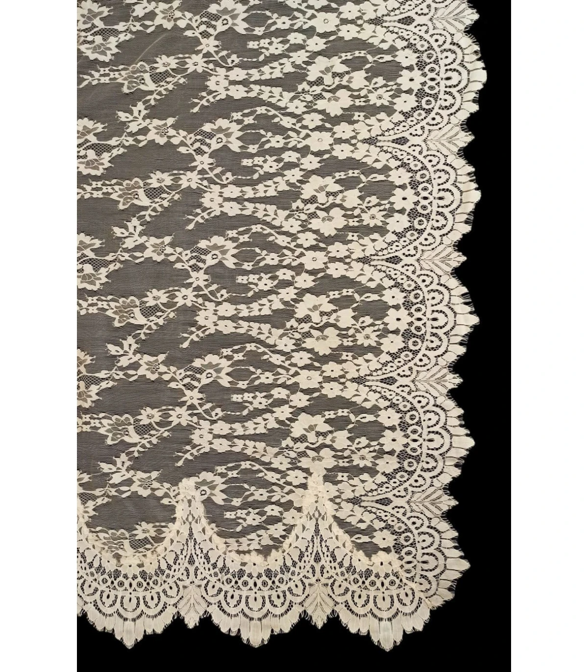 Mantilla Española 8033 Negra 150X220 cm - Elegante en Procesiones